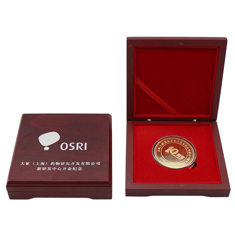 Wooden Box With Commemorative Coin Set – Colornet Printing Technology